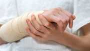 Fracture du poignet : diagnostic et traitement à Paris - Dr Roure